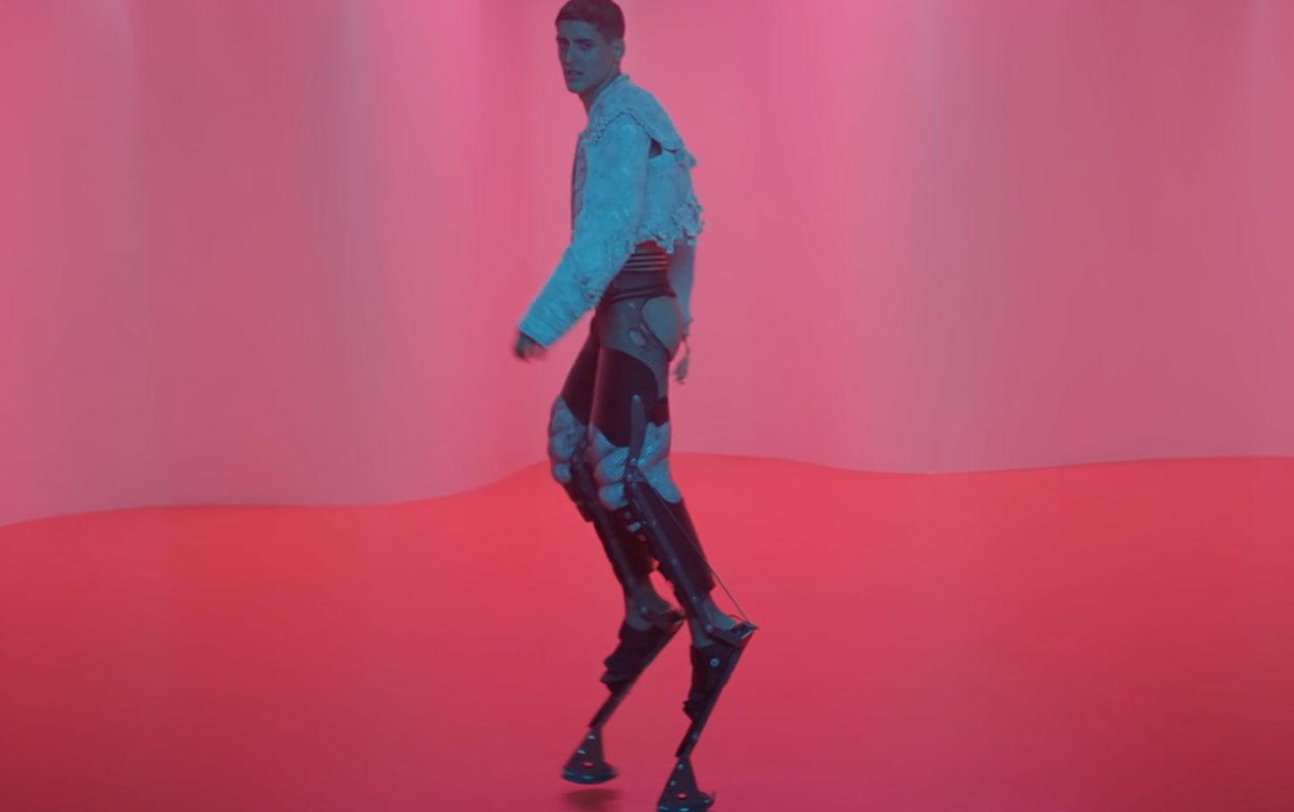 Zavarbaejtően metaforikus klippel sokkol Arca, az évtized egyik ...