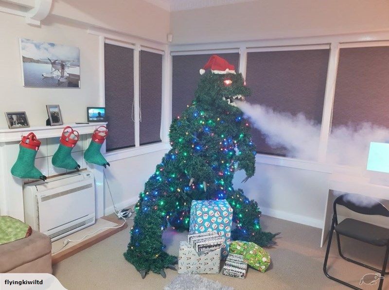A füstokádó Godzilla-karácsonyfánál nincs jobb - Urbanplayer.hu
